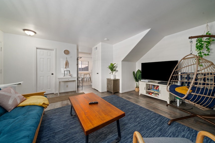 Children's Play Area Vacation House & 2 Car Garage - Cerritos