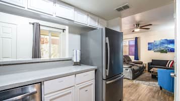 Apartamento Cidade em Condomínio Fechado | Kitchenette privada | Uma cafeteira/bule, utensílios de cozinha