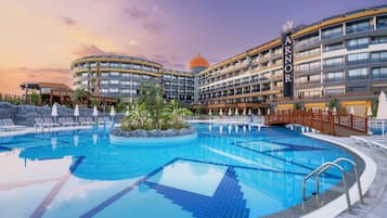 Piscina interior, piscina exterior sazonal, guarda-sóis