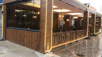 Pequenos-almoços, almoços, jantares servidos, com vista para o jardim