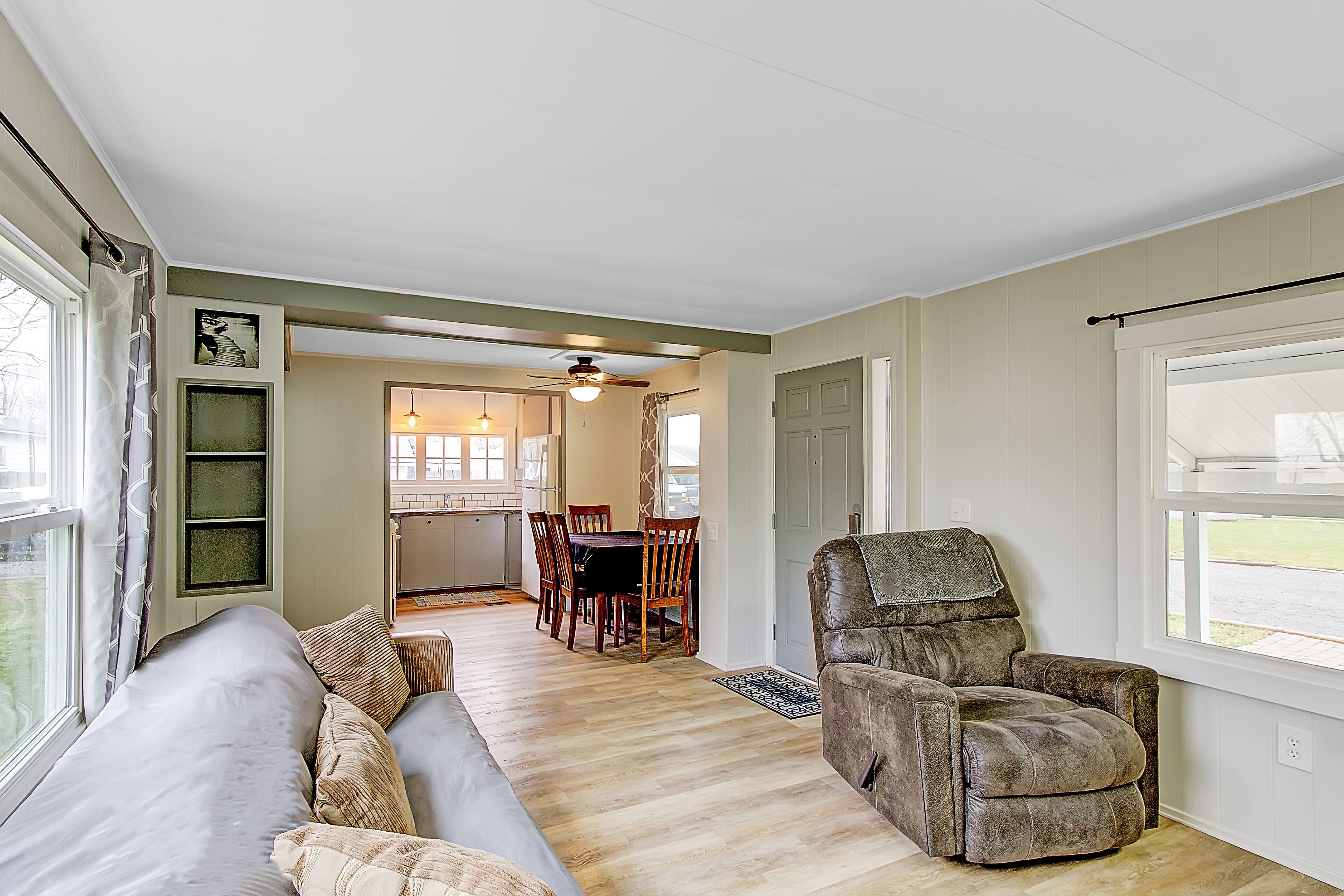 Newly Remodeled 3 Bedroom, 1 Bath Lake Getaway Home. - レイクビュー, OH