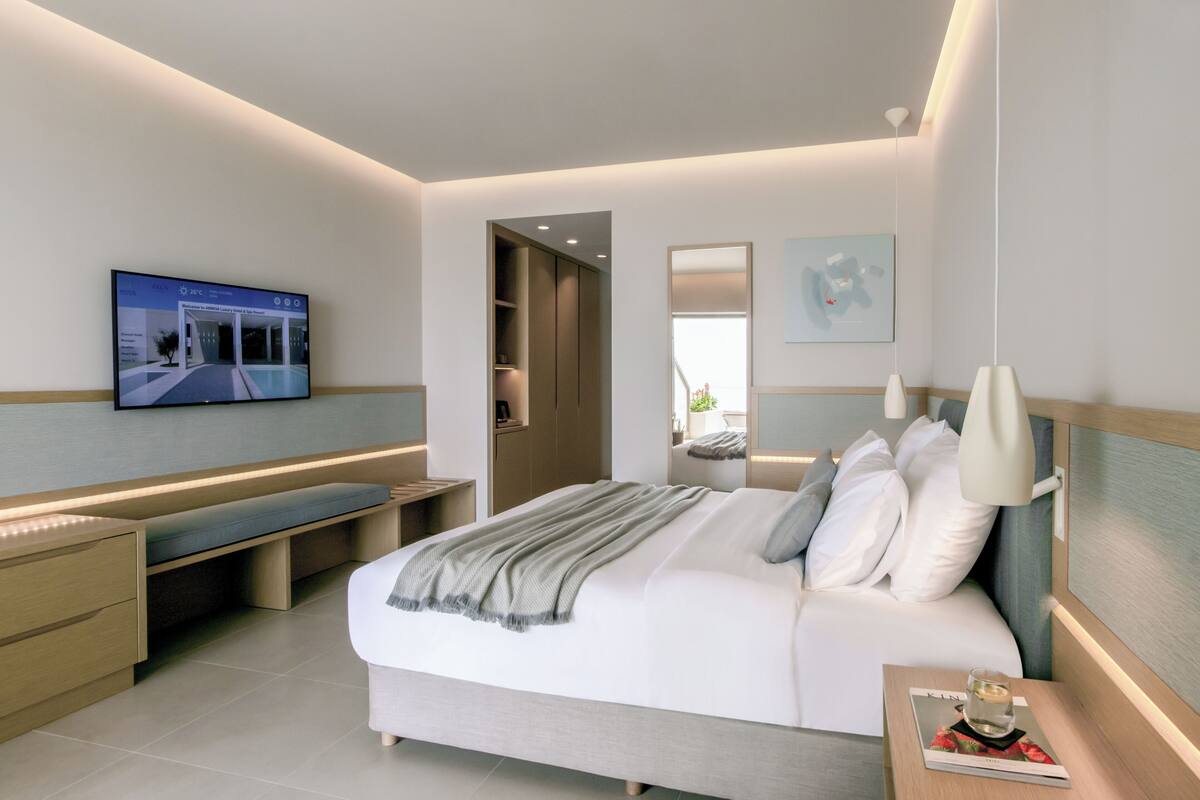 Deluxe Room Seafront | Minibar, cofre com capacidade para portátil, secretária 
