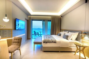 Frigobar, cofres nos quartos, escrivaninha, cortinas blackout