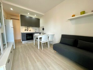 Apartamento, 2 quartos, varanda | Sala | Televisor 