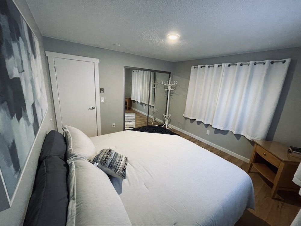 Ocean Oasis! Unbeatable View, Top-floor Apartment Above Boulevard Park! - Bellingham, WA
