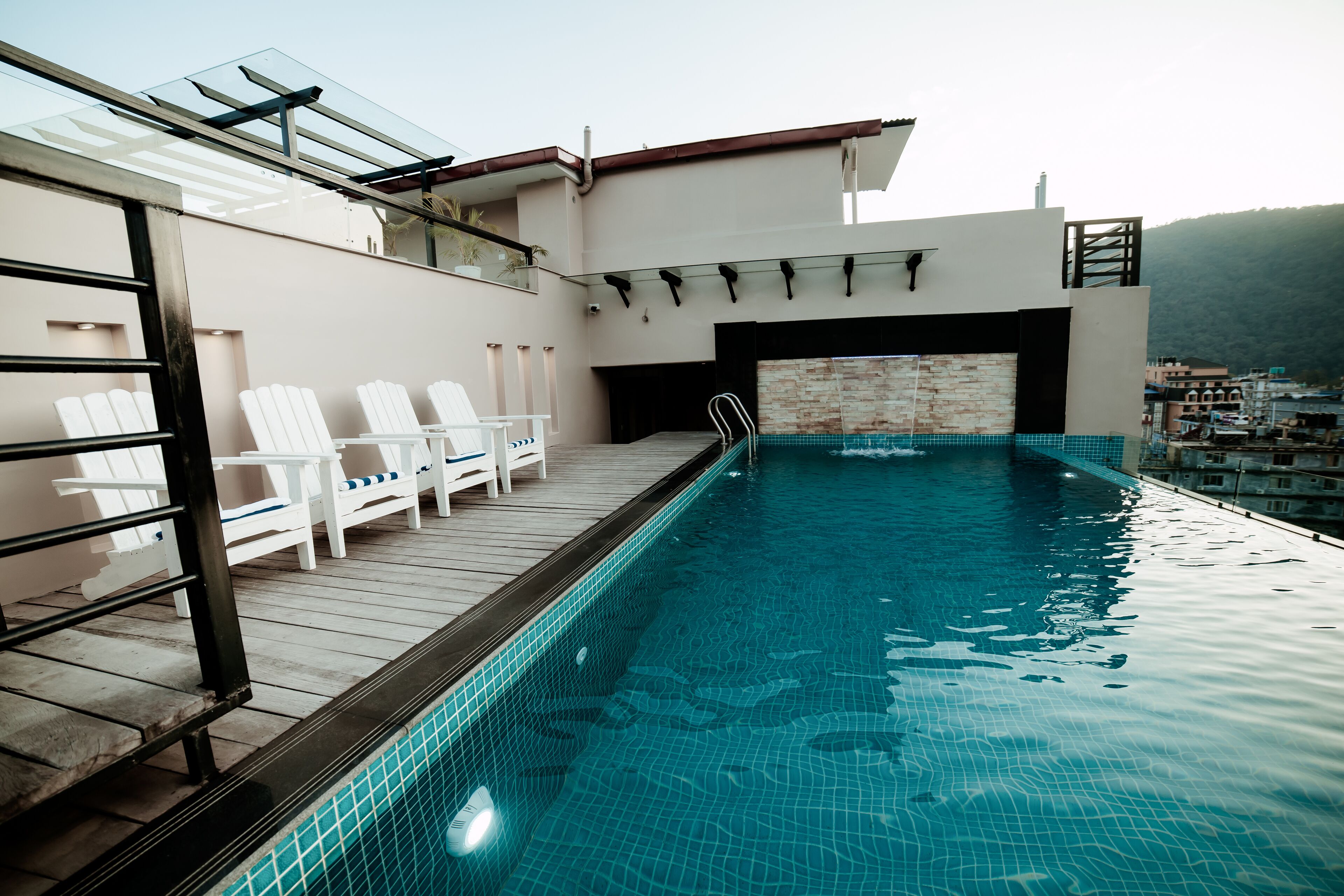 Piscina externa, guarda-sóis