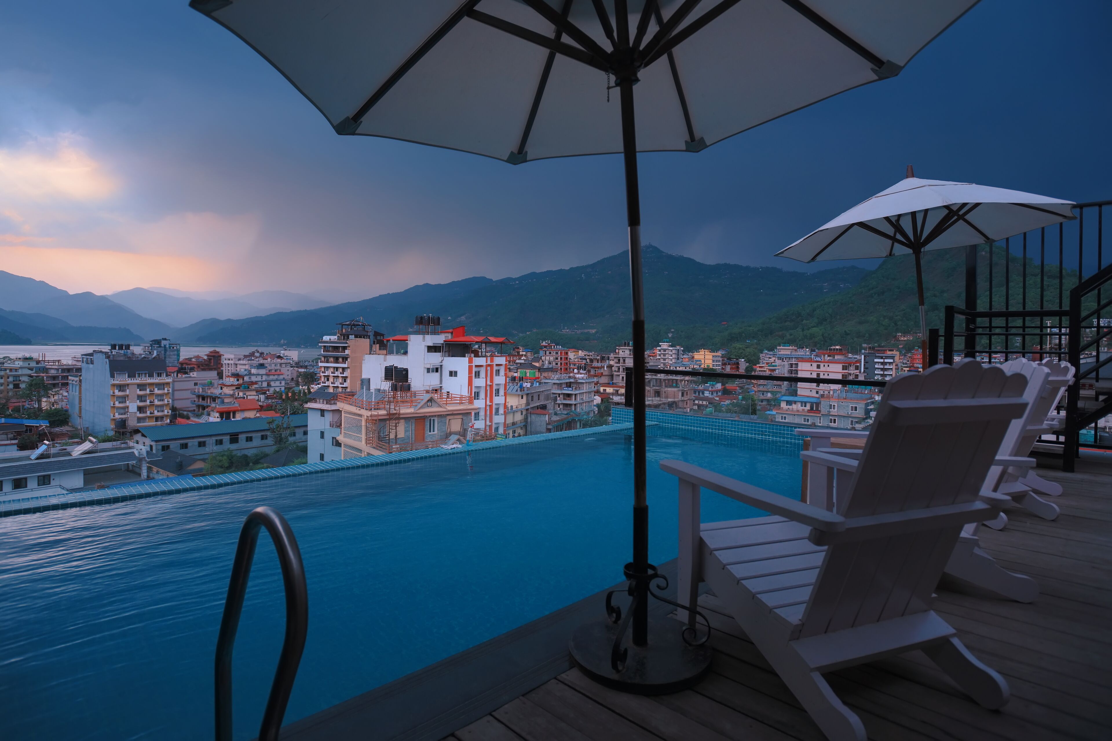 Piscina externa, guarda-sóis