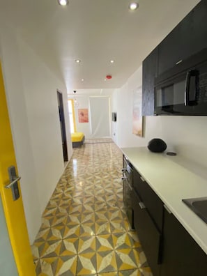 Quarto, 1 cama Queen, sacada | Cozinha americana privada | Frigobar, micro-ondas