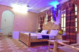 Quarto Triplo Deluxe | Ferro/tábua de engomar, Wi-fi grátis 