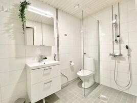 Suíte estúdio urbana | Banheiro | Chuveiro, produtos de toalete grátis, secador de cabelo, bidê