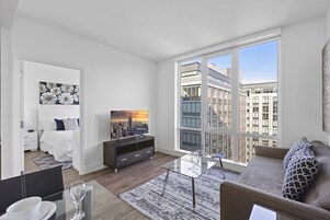 Apartamento de Luxo, 1 cama queen-size e sofá-cama | Sala de estar | Televisor LCD de 50 polegadas com canais por cabo, televisor 