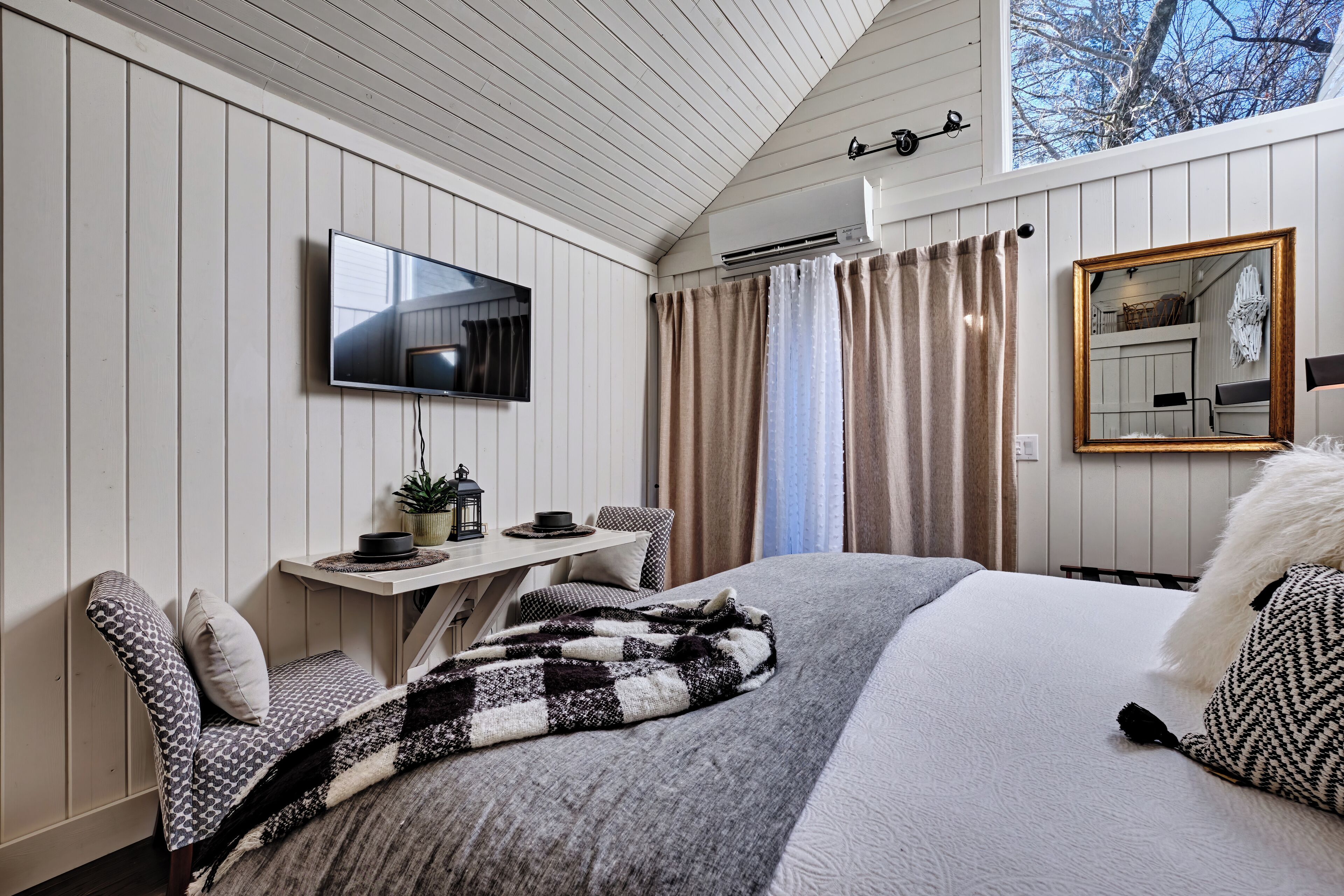 Beautifully Furnished Studio Just Inside Sapphire Valley - Tiny Star Cottage - Lake Jocassee