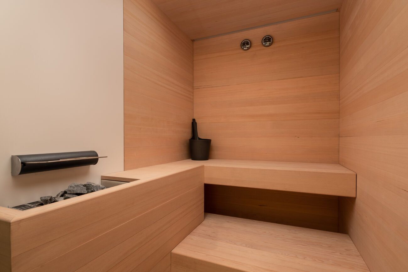 Casa de banho moderna e minimalista com paredes de madeira e lavatório embutido.
