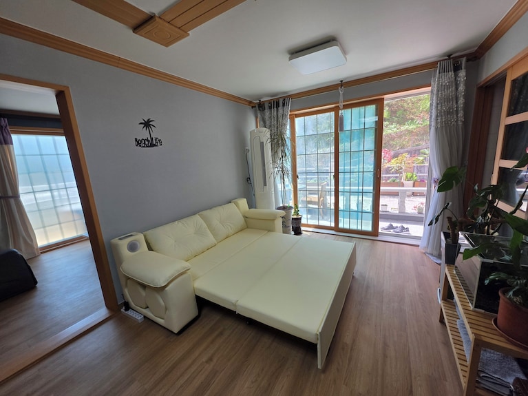 Beach Getaway For Families & Friends - Seconds Walk From The Beach! - 고현동