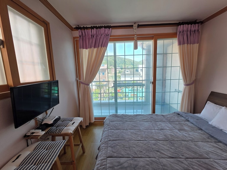 Beach Getaway (Suite 201) For 1 - 3 Guests: Perfect Location & Great Views. - 수양동