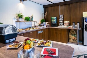 Pequeno-almoço tipo buffet diário mediante uma taxa