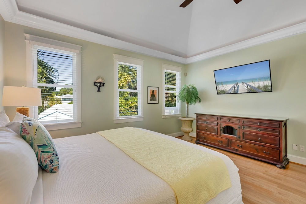 Island Oasis ~ Stylish 2 Bedroom, 2 Bath Home W/ Private Heated Pool! - Key West, FL