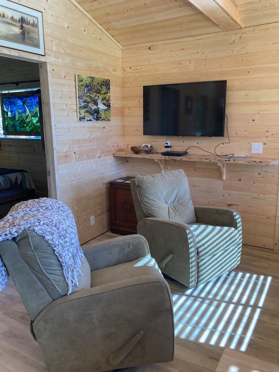 Ocean Front Wilderness Cabin, Brand New - Spa Bathroom, Fully Equipped Kitchen - Vancouver Island