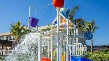 Piscina interior, 3 piscinas exteriores, guarda-sóis, espreguiçadeiras