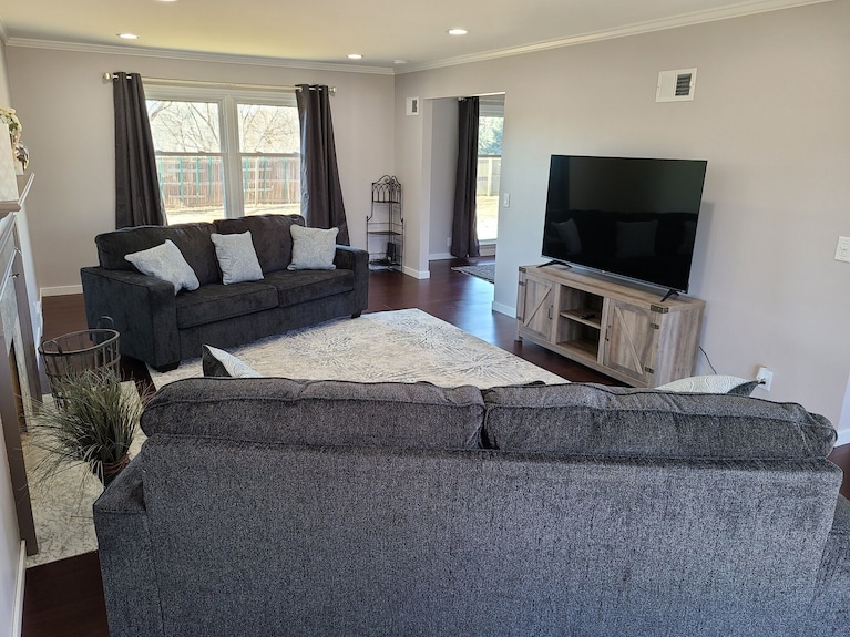 Executive Rental - 4 Bed, 4 Bath Fully Furnished Home W/l2 Ev Charging Station - Omaha, NE