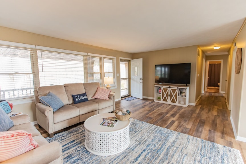 Lake Views & Access + Pool, Indoor/outdoor Living, Family & Pet Friendly - Marion