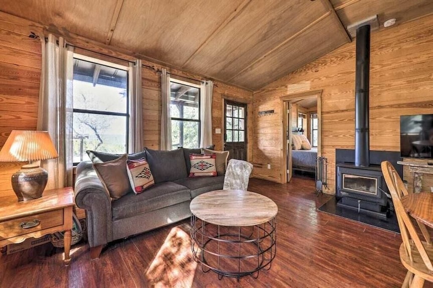 La Luna- Private Cabin With Amazing Views, Bed Swing, Fire Pit, & Hot Tub! - San Marcos, TX