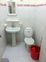 Um polibã, artigos de higiene pessoal grátis, chinelos 