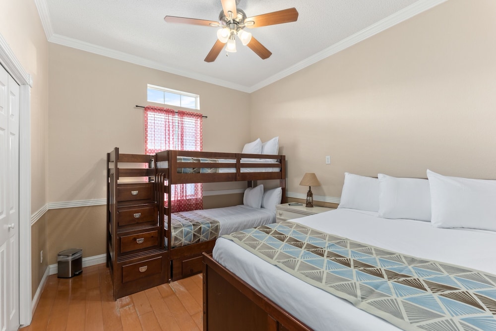 Starlight Villa - Luxe Patio Kitchen;private Pool;1/2 Block To Beach - South Padre Island