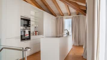 Penthouse Nobre | Cozinha privada | Um frigorífico, um micro-ondas, uma máquina de lavar louça