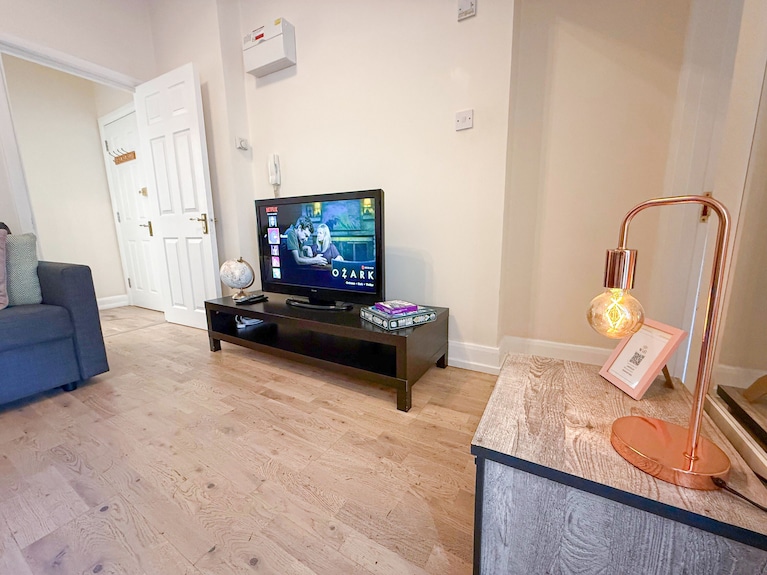 Finsbury Park 1br Apt W/ Garden, Parking | Arsenal - シティ・オブ・ロンドン