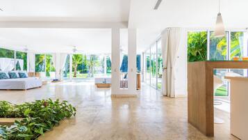 Villa Exclusiva | Sala de estar | Televisor de ecrã plano de 32 polegadas com canais via satélite