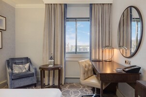 Quarto casal clássico | Cofres nos quartos, escrivaninha, ferros/tábuas de passar roupa