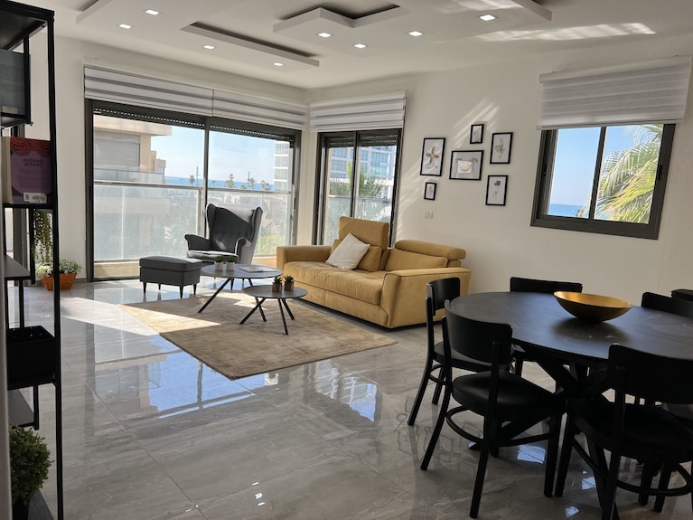 Near Beach & Market Beautiful 4 Bedroom Apartment - Tel Aviv