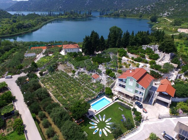 Villa Solo, Luxury Family App In Nature Park - Ploče