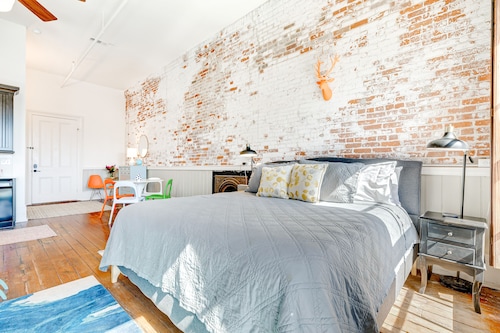 Wonderful Set Of Suites In Downtown W/ Free Wifi, Brick Accents, & Full Kitchen! - Texas