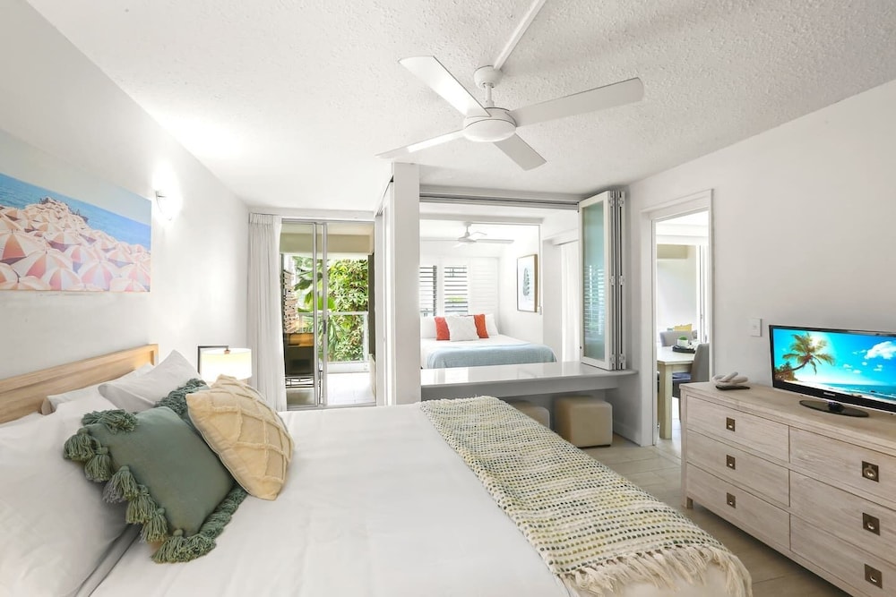 Coastal Bliss In Palm Cove: Luxe Condo With Pool Views - Cairns