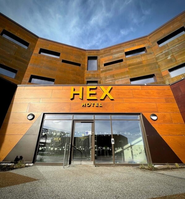 Hex Hotel at Yorkshire Wildlife Park, Doncaster: Info, Photos, Reviews ...