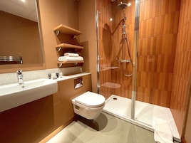 Quarto casal standard, 1 cama King, vista para o pátio | Banheiro | Produtos de toalete grátis, secador de cabelo, toalhas de banho