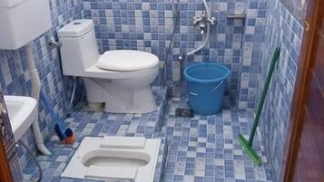 Quarto Duplo Deluxe | Casa de banho | Um polibã, artigos de higiene pessoal grátis, chinelos