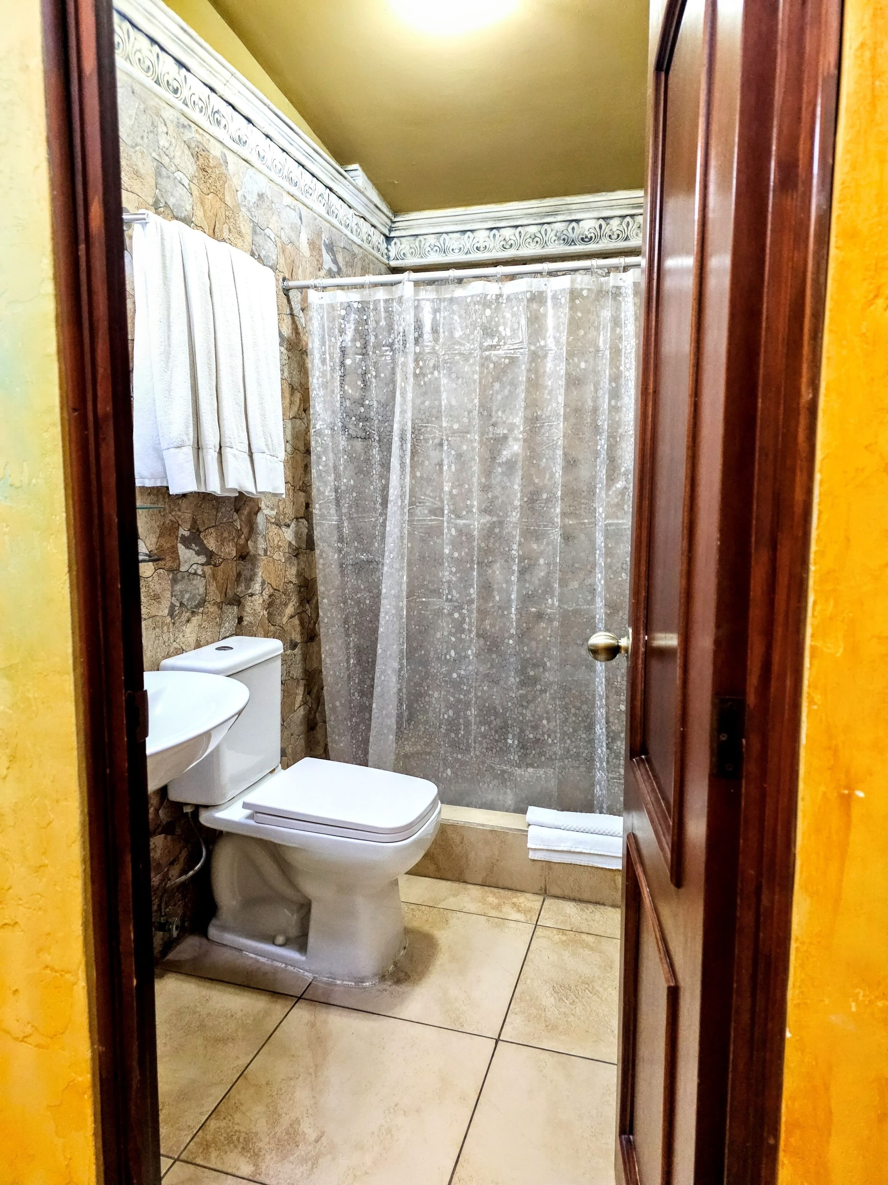 Quarto Quádruplo Standard | Casa de banho | Um polibã, um secador de cabelo, toalhas fornecidas, sabão 