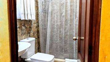 Quarto Quádruplo Standard | Casa de banho | Um polibã, um secador de cabelo, toalhas fornecidas, sabão