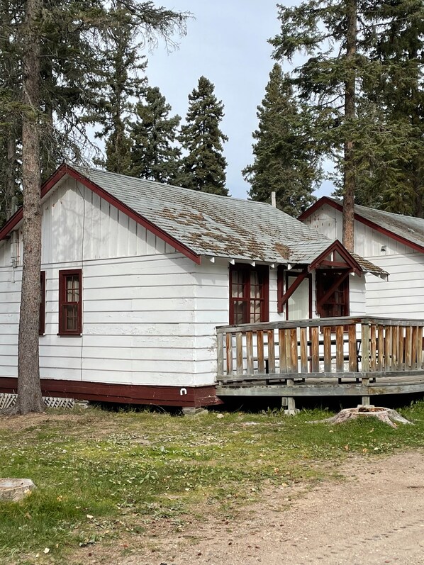 Bakers Bungalows in Waskesiu Lake: Reviews, Deals, and Hotel Rooms on ...