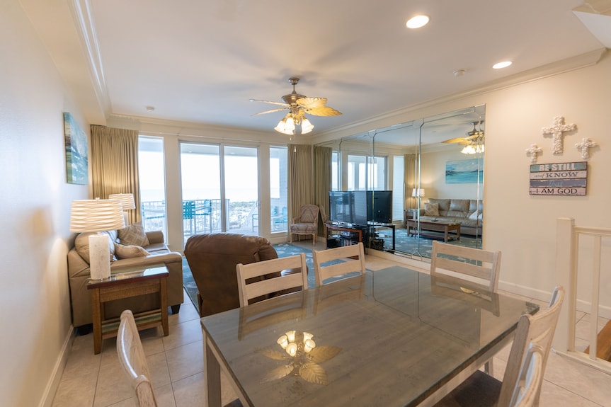 Oceanfront 3bed/ 3bath With Loads Of Fun Things Inside! - ペンサコーラ・ビーチ, FL