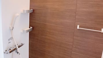 Quarto Duplo, não fumadores (203, 2 Double Beds) | Casa de banho | Um polibã, artigos de higiene pessoal grátis, um secador de cabelo