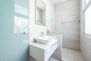Quarto Duplo Superior | Casa de banho | Chinelos, toalhas fornecidas