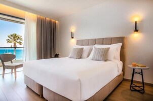 Quarto Familiar, 1 quarto, vista para o mar | Cofre no quarto, secretária