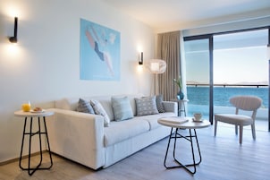 Quarto família, 1 quarto, vista para o mar | Área de estar | TV LCD 42 polegadas com canais via satélite