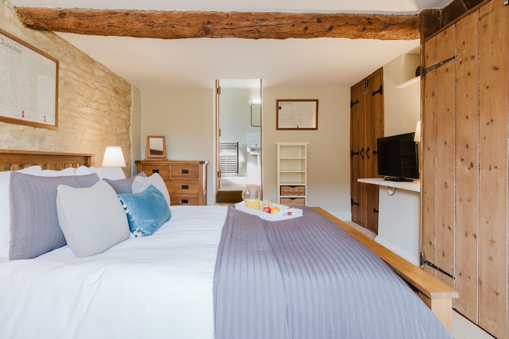 A Beautifully Presented Two Bedroom Cotswold Stone Cottage In The Cotswolds - Cobblers Cottage, More - Gloucestershire
