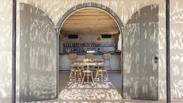 Este bar de cocktails, com vista para o jardim, aberto diariamente