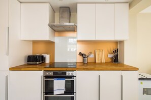 Casa, 3 quartos | Cozinha privada | Fogão, cooktop, lava-louças, máquina de café expresso